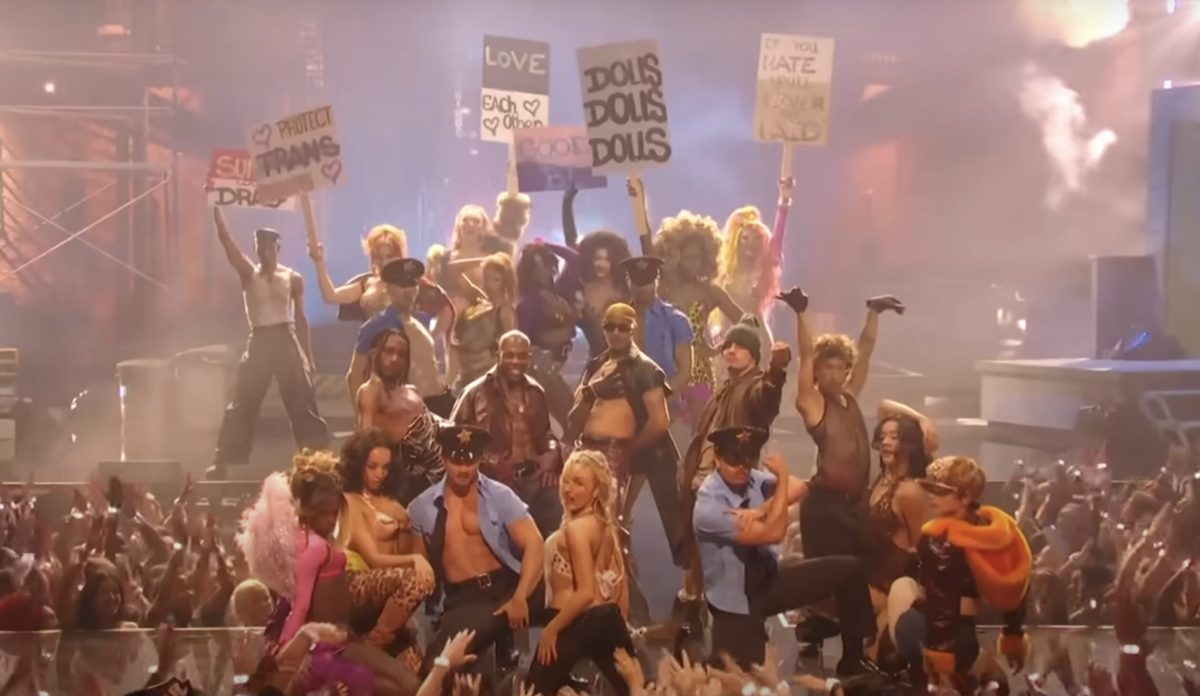 Sabrina Carpenter, Ariana Grande Support LGBTQ Folks at VMAs